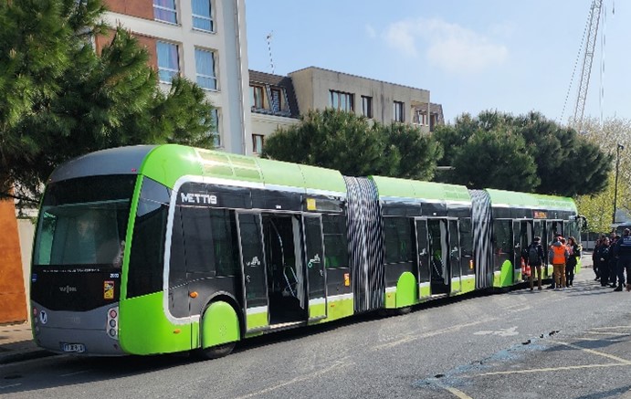 Bus bi-articulé 24 mètres de long – ADEQUA – Cadre de Vie